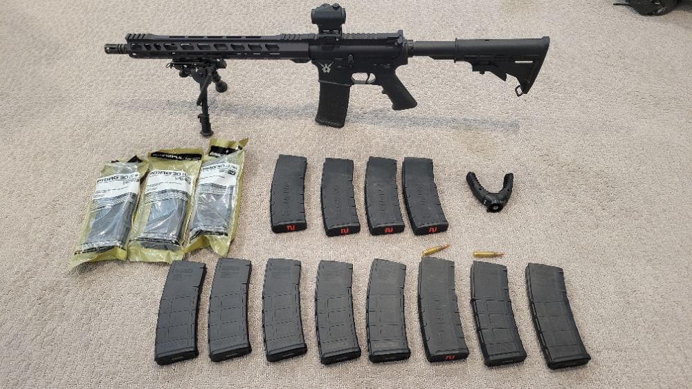AR15 Voodoo Arms 5.56 w 16 magpull 30 rnd Mags