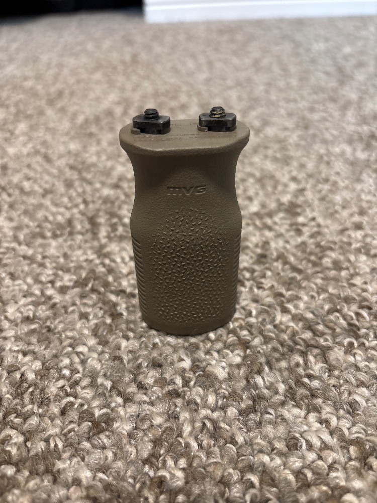 Magpul Vertical Foregrip MLOK in FDE
